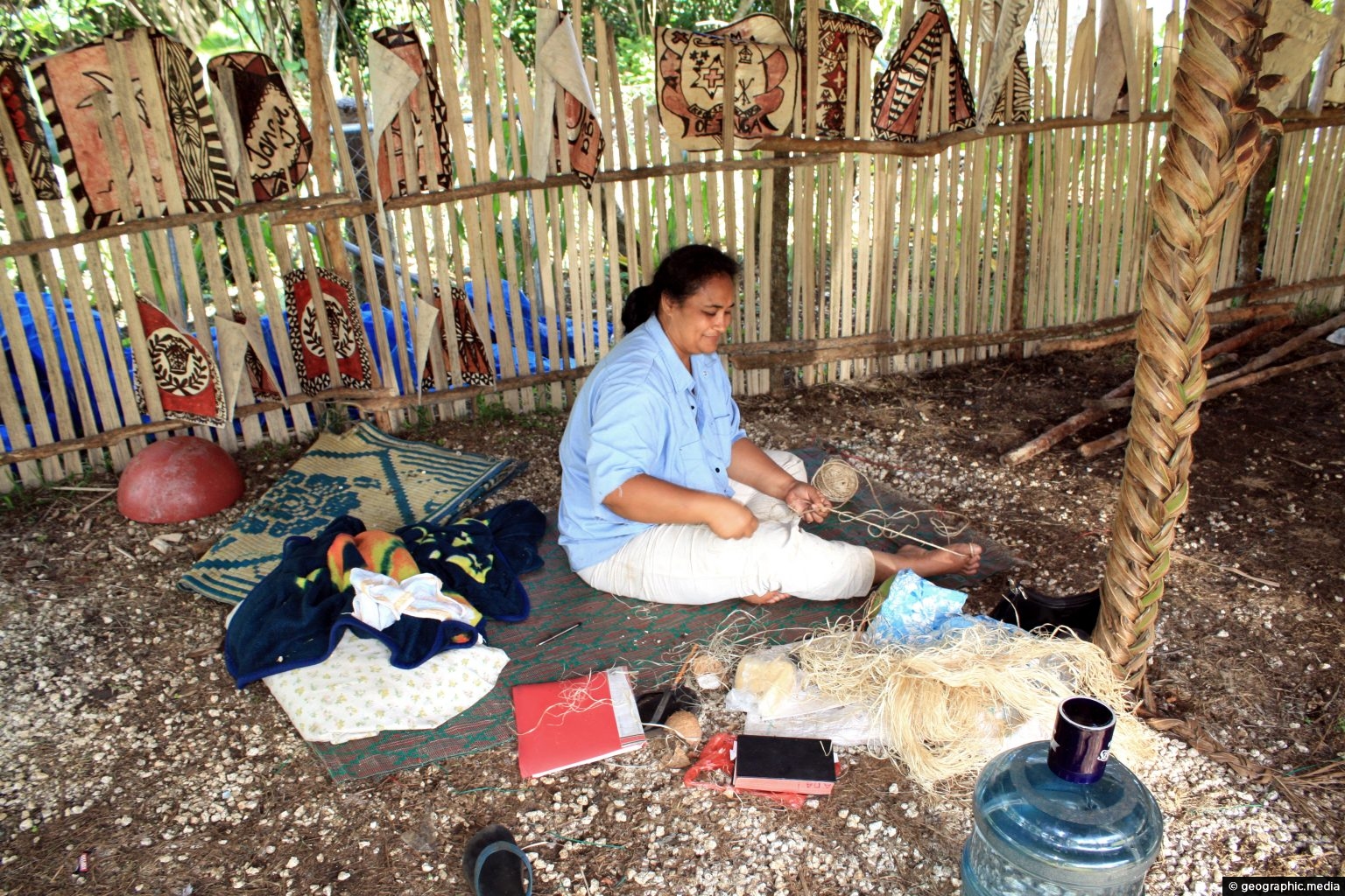 Tongan Craft Worker at Anahulu - Geographic Media